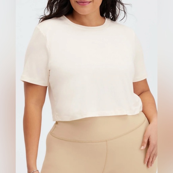 Fabletics | Tops | Fabletics Cream Dry Flex Cropped Short Sleeve Tee ...